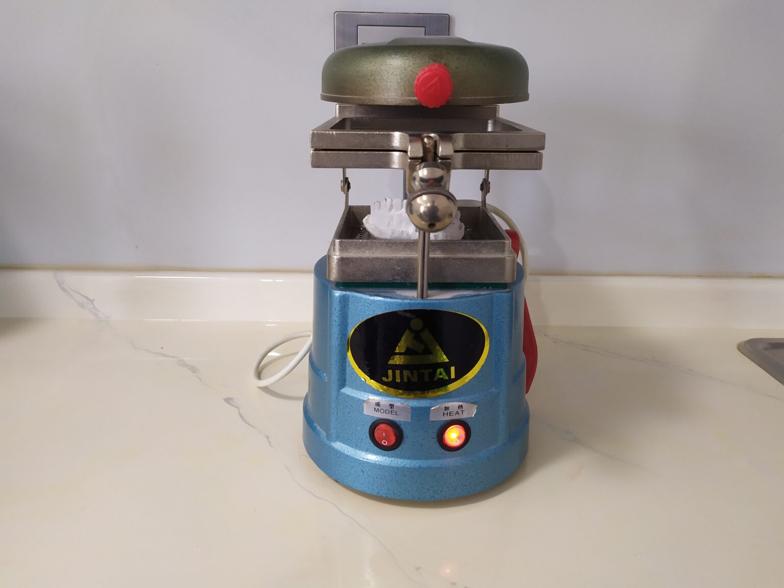 Elaboración de un guarda oclusal de acetato. – hr-dental.com