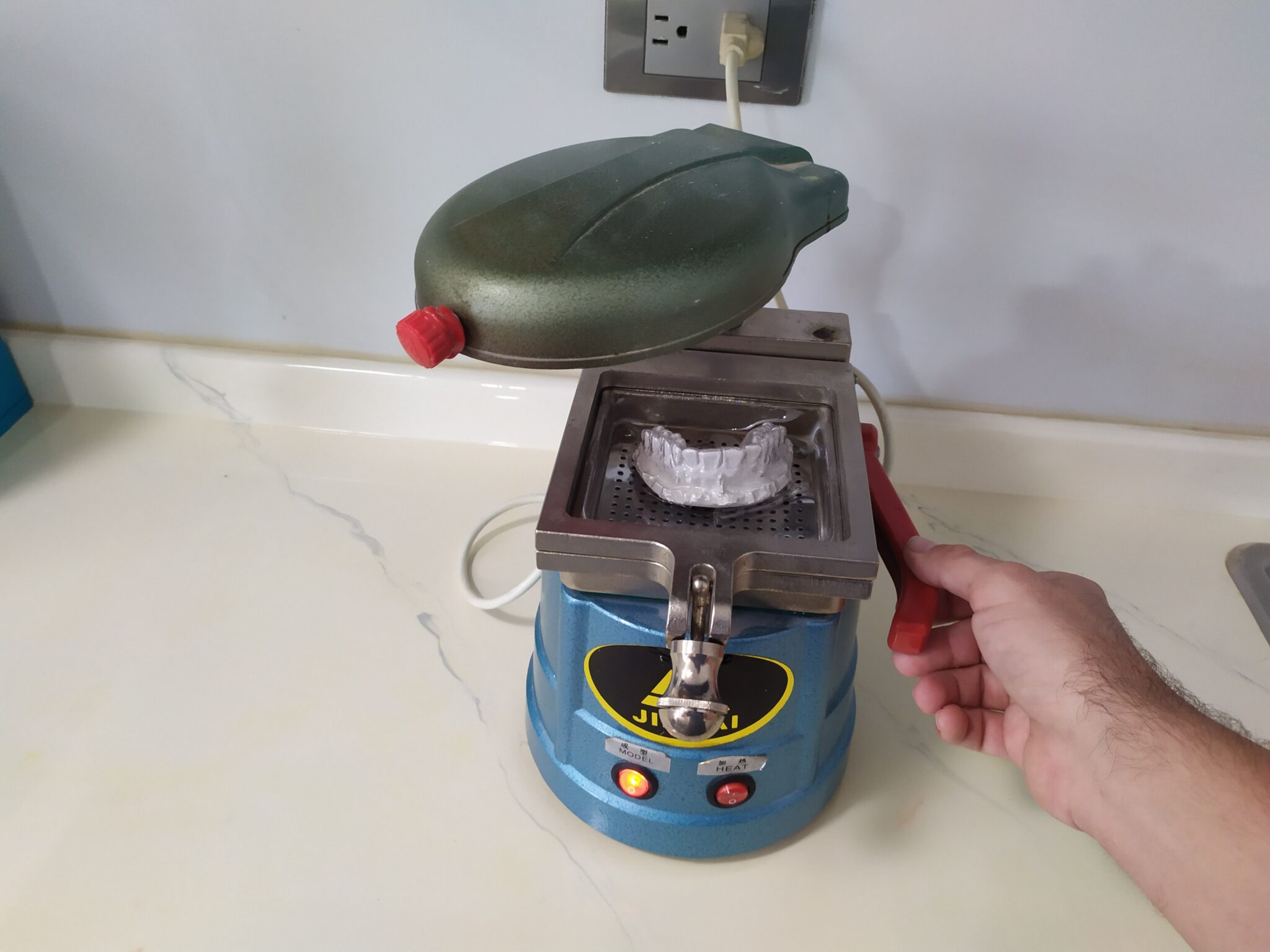 Elaboración de un guarda oclusal de acetato. – hr-dental.com